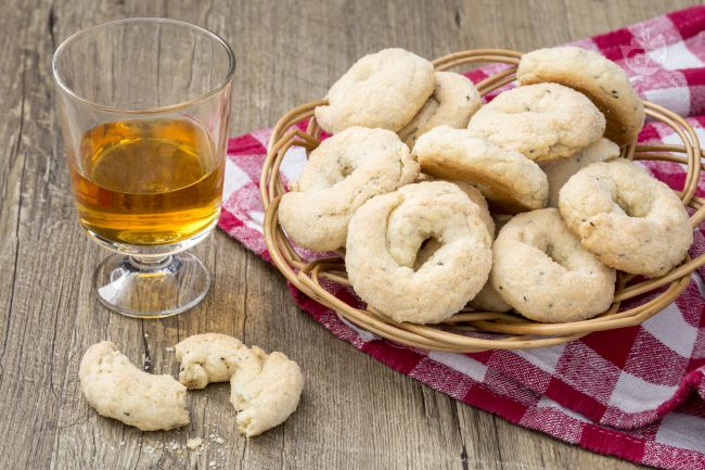 Wine cookies - Italian recipes by GialloZafferano