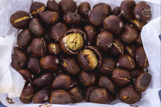 Baked chestnuts - Italian recipes by GialloZafferano