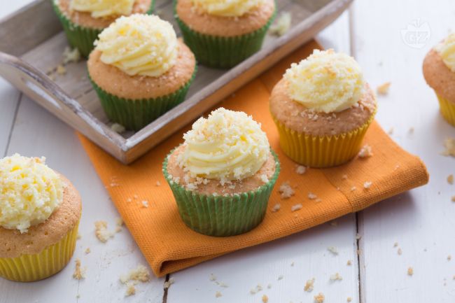 Mimosa cupcake - Italian recipes by GialloZafferano