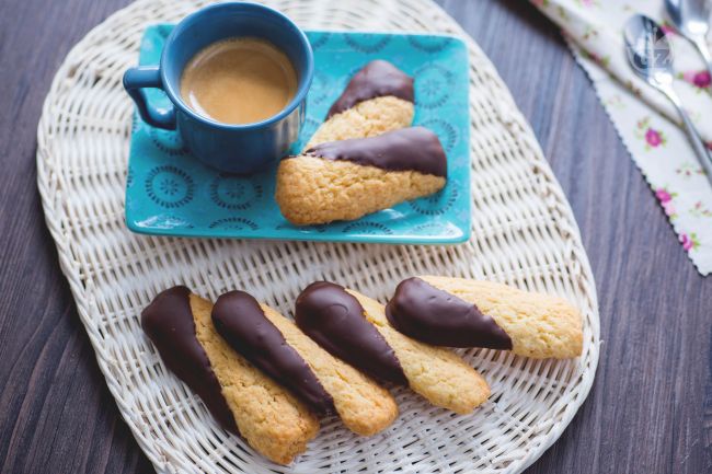 Chocolate-covered coconut cookies - Italian recipes by GialloZafferano