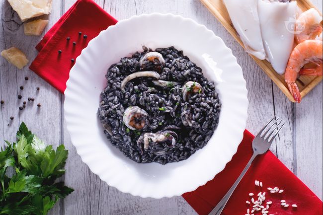 Squid ink risotto with shrimp - Italian recipes by GialloZafferano