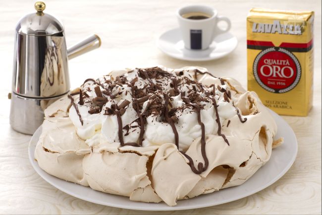 Coffee Pavlova - Italian recipes by GialloZafferano