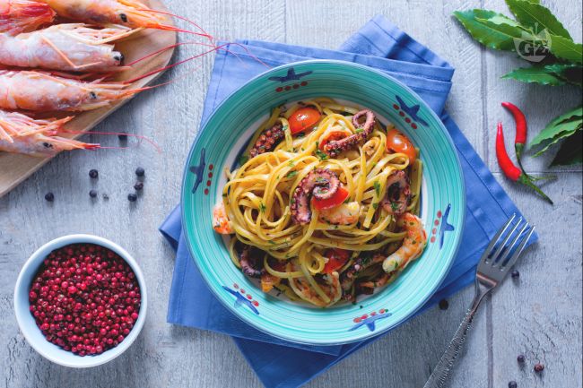 Bavette with octopus and shrimp - Italian recipes by GialloZafferano