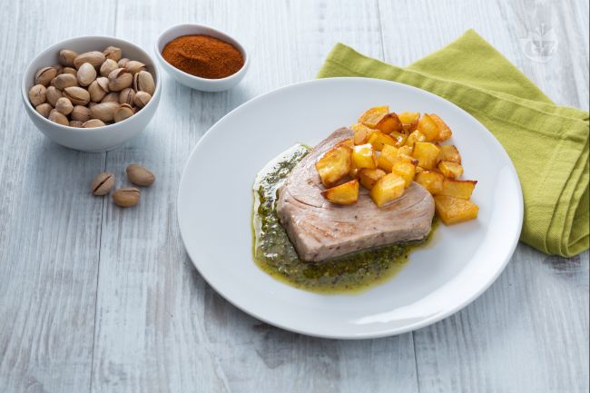 Tuna fillet with pistachio pesto - Italian recipes by GialloZafferano