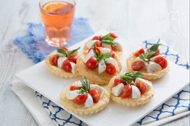 Caprese Tartlets - Italian recipes by GialloZafferano
