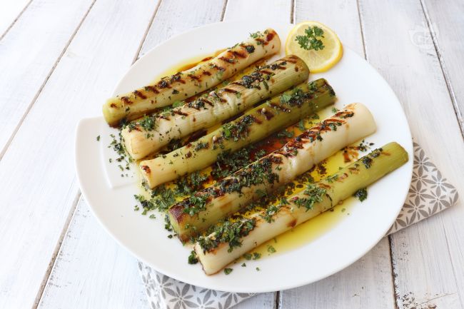 Grilled Leeks - Italian recipes by GialloZafferano