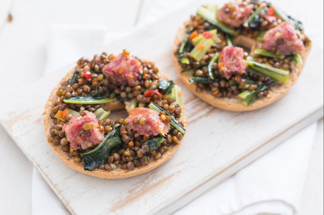 Friselle with cotechino and lentils - Italian recipes by GialloZafferano