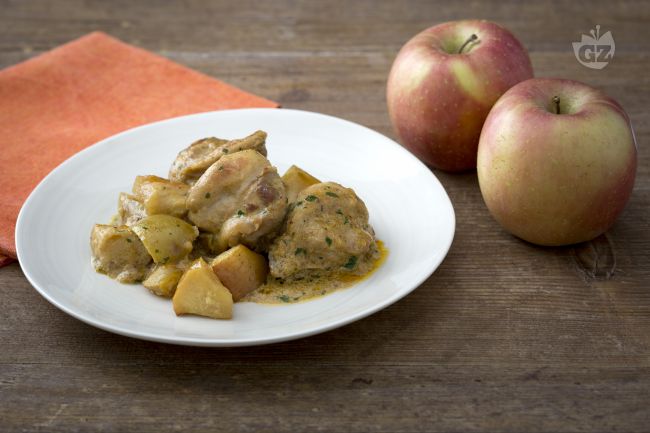 Chicken curry with apples - Italian recipes by GialloZafferano