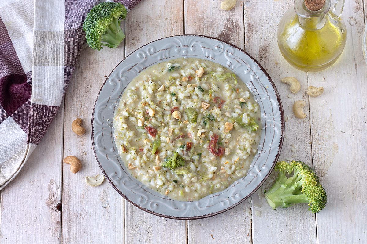 Risotto with broccoli and cashews - Italian recipes by GialloZafferano