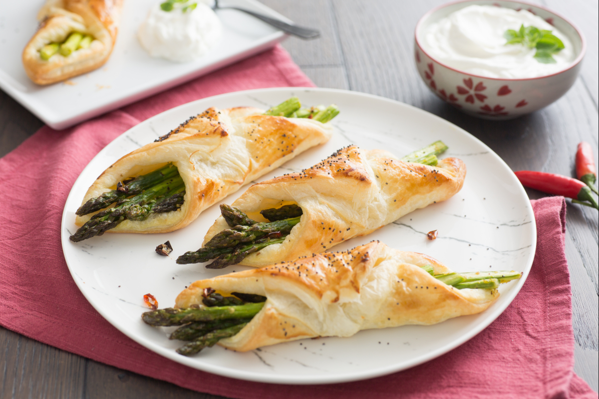 Asparagus bundles - Italian recipes by GialloZafferano