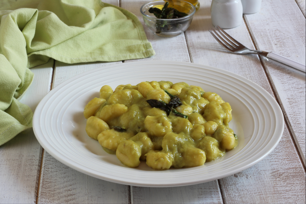 Gnocchi with asparagus cream - Italian recipes by GialloZafferano