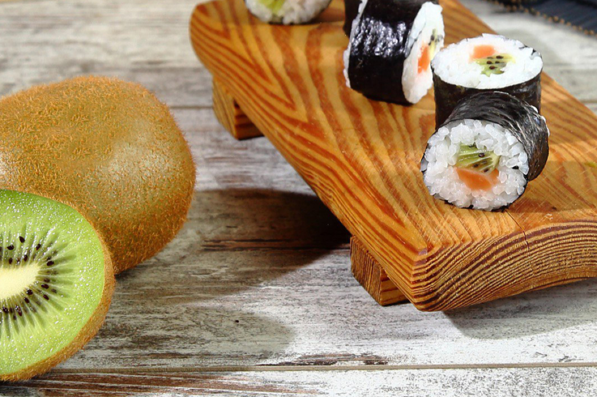 Kiwi and Salmon Maki - Italian recipes by GialloZafferano
