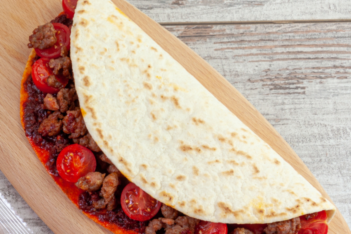 Flatbread with 'nduja, sausage and cherry tomatoes - Italian recipes by ...