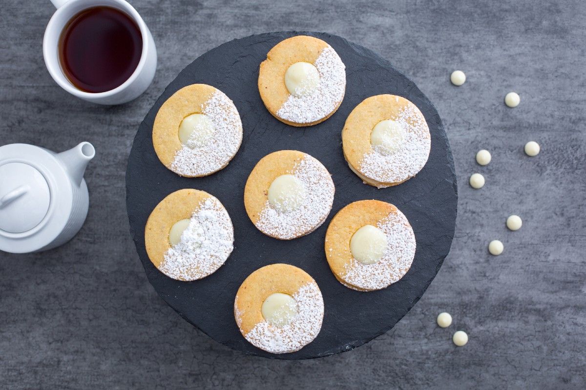Cookies with White Chocolate Cream - Italian recipes by GialloZafferano
