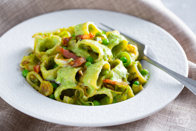 Pasta with pea cream and guanciale - Italian recipes by GialloZafferano
