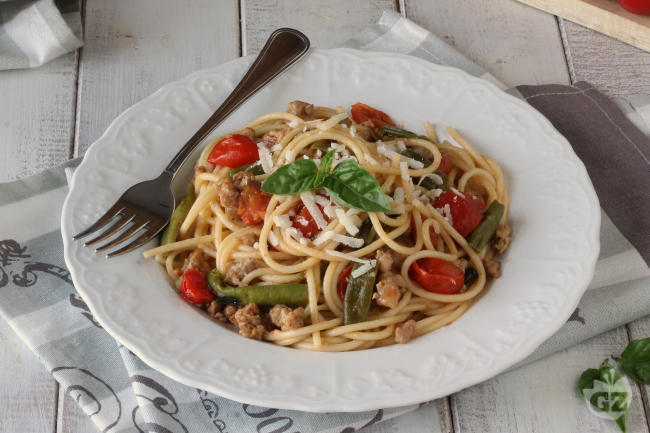 Pasta with friggitelli and sausage - Italian recipes by GialloZafferano