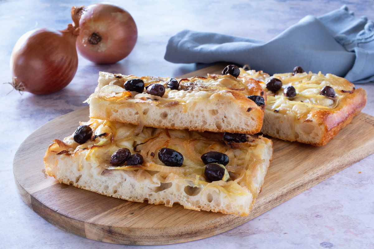 Apulian focaccia with onions - Italian recipes by GialloZafferano