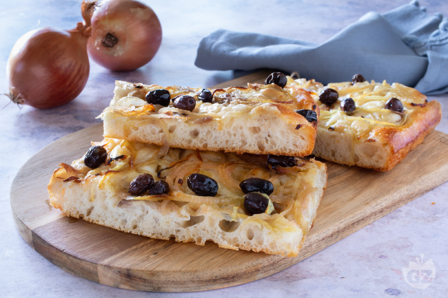 Apulian focaccia with onions - Italian recipes by GialloZafferano