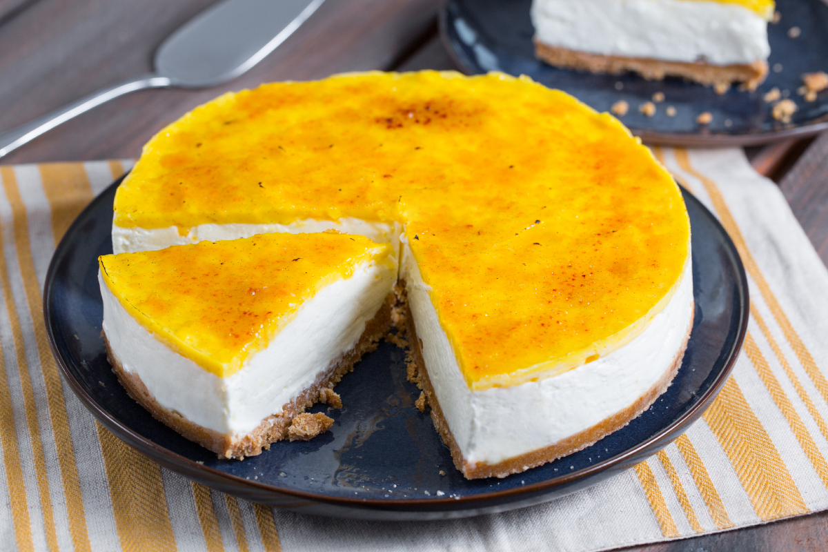 Cheesecake with Crème Brûlée - Italian recipes by GialloZafferano
