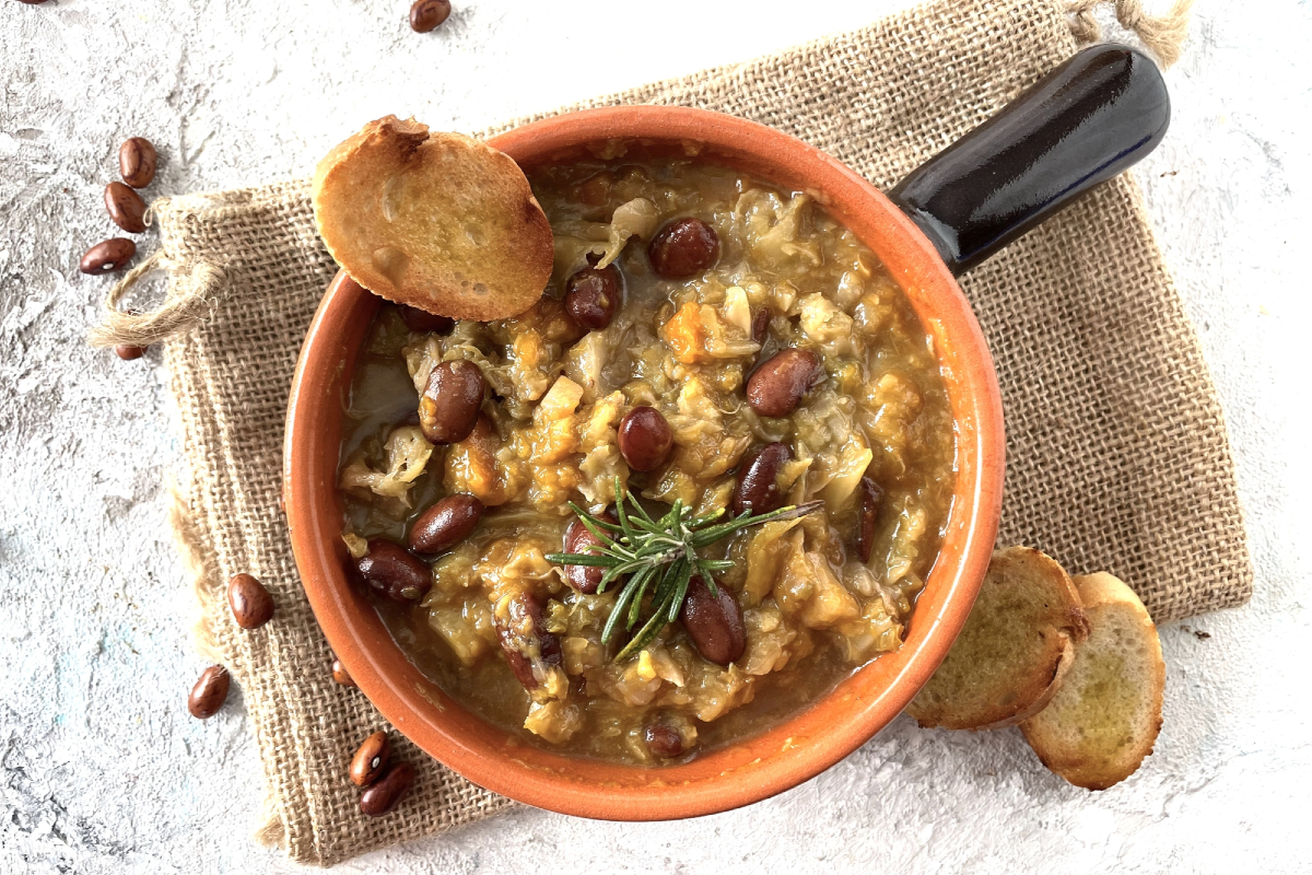 Cabbage and beans - Italian recipes by GialloZafferano