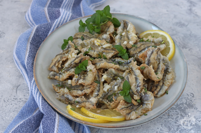 Anchovies in scapece - Italian recipes by GialloZafferano