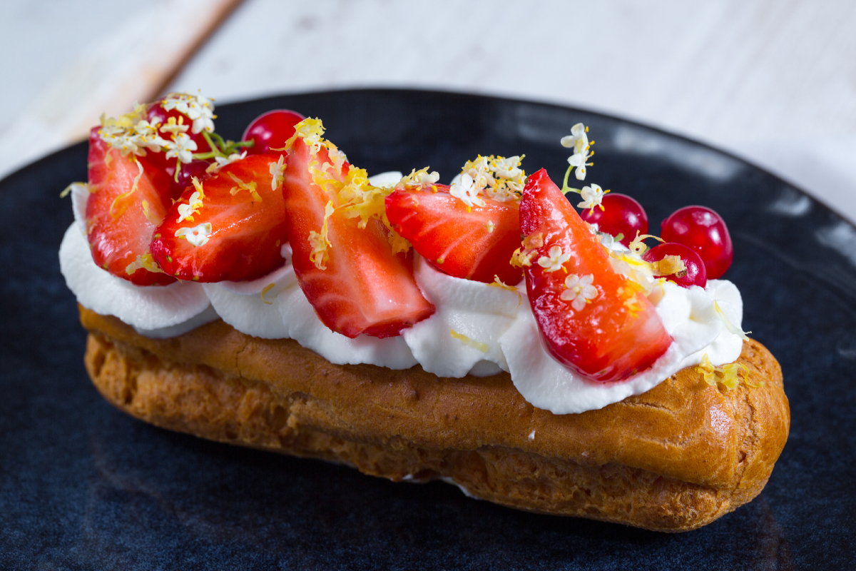 Cream-filled Éclair with whipped cream - Italian recipes by GialloZafferano