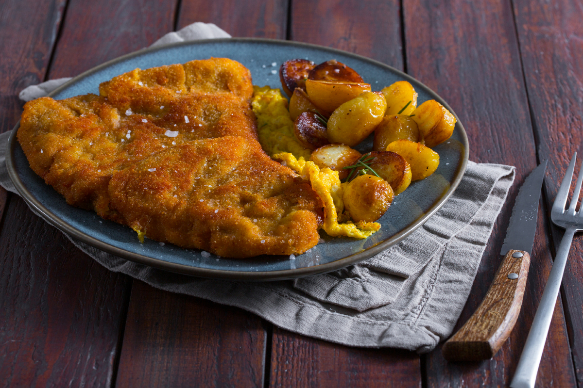 Breaded steak - Italian recipes by GialloZafferano