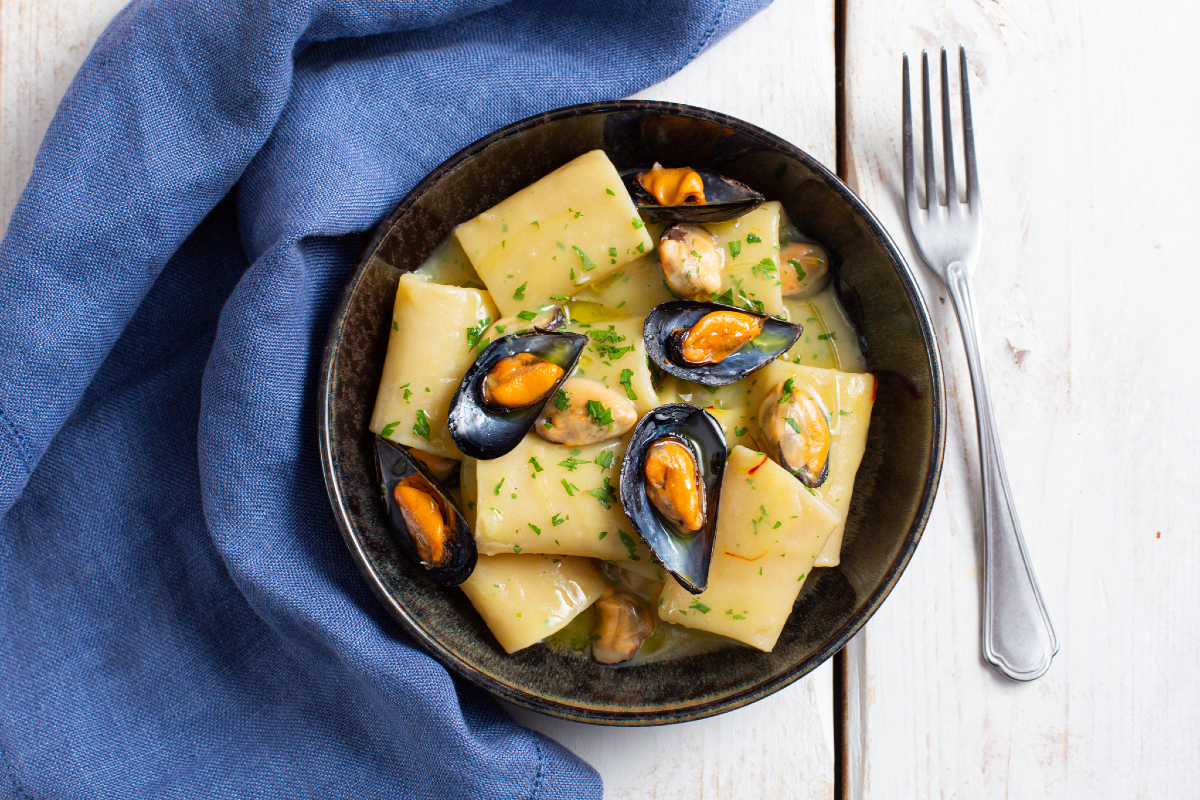 Paccheri with potato cream and mussels - Italian recipes by GialloZafferano