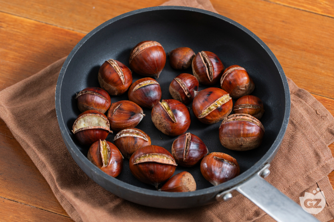 Chestnuts in the pan - Italian recipes by GialloZafferano