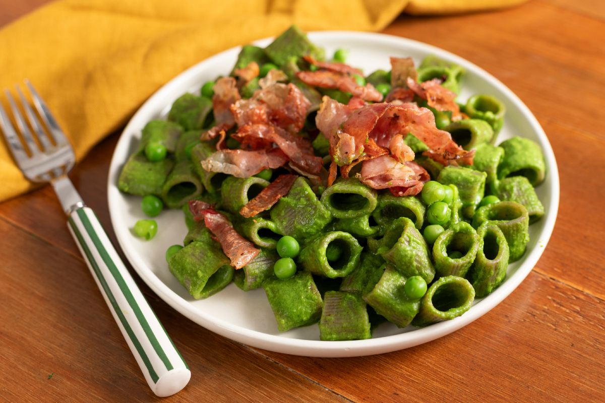Buckwheat pasta with pea cream and crispy speck - Italian recipes by ...
