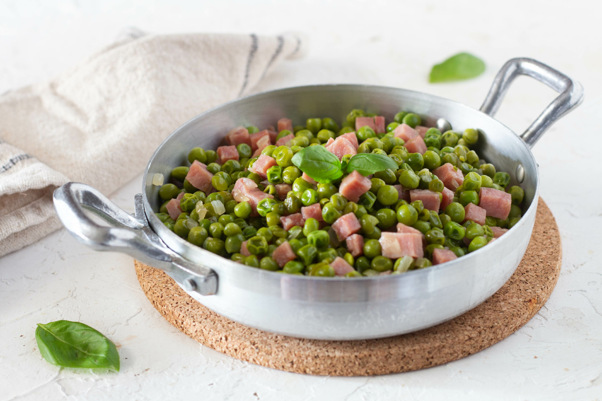 Peas in a pan - Italian recipes by GialloZafferano