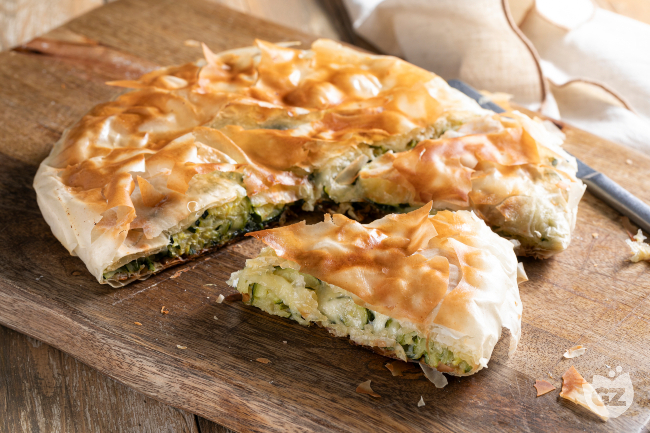 Savory pie with phyllo dough in a pan with zucchini - Italian recipes ...