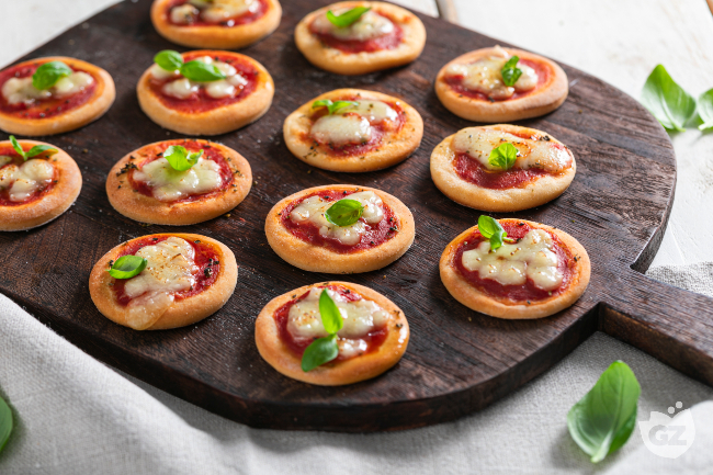 Gluten-free mini pizzas - Italian recipes by GialloZafferano