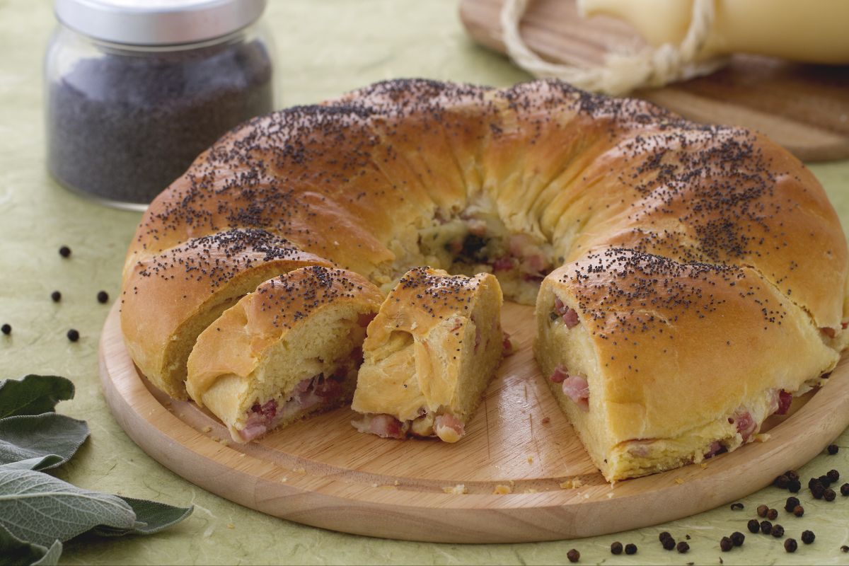 Savory Cheese and Bacon Ring - Italian recipes by GialloZafferano