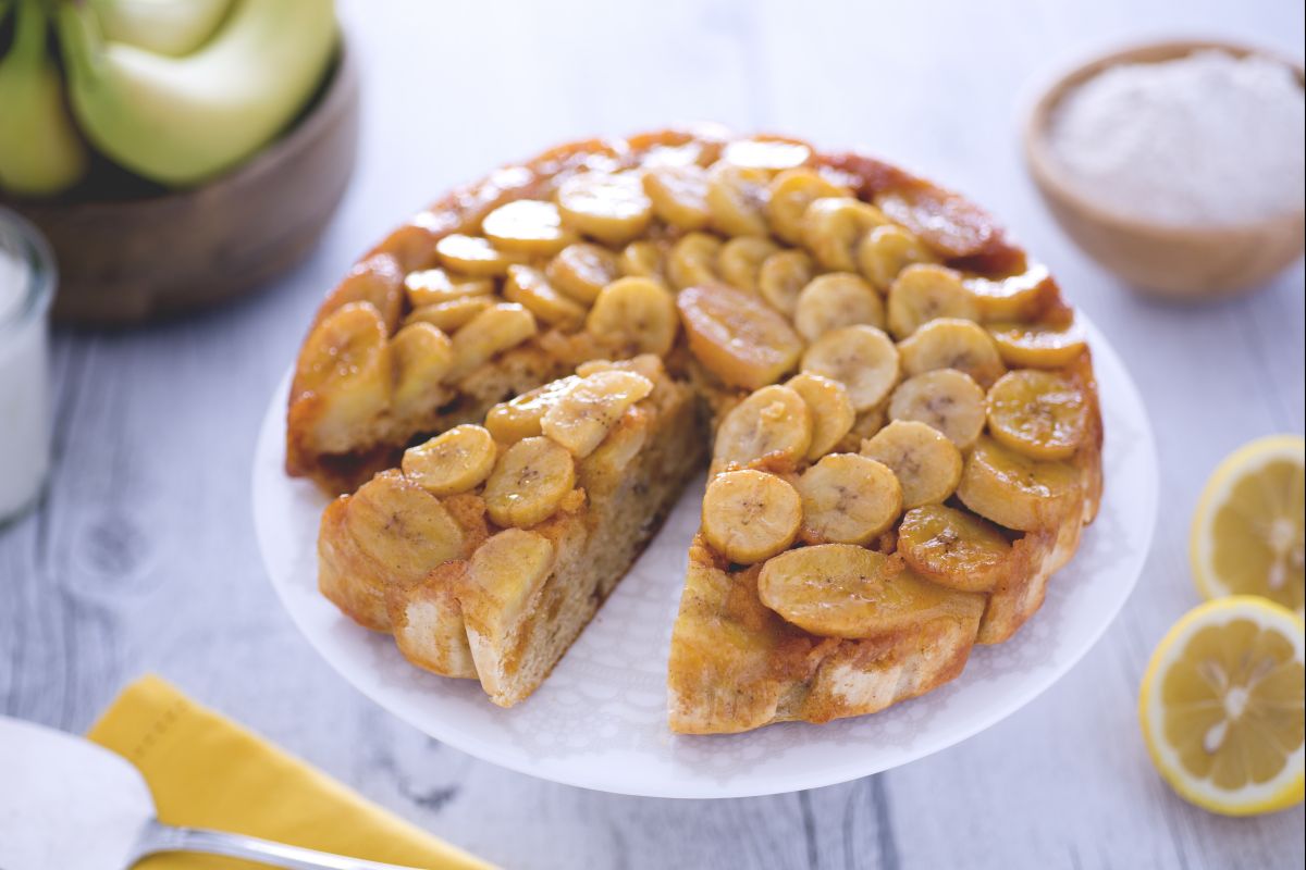 Upside-Down Banana Cake - Italian recipes by GialloZafferano