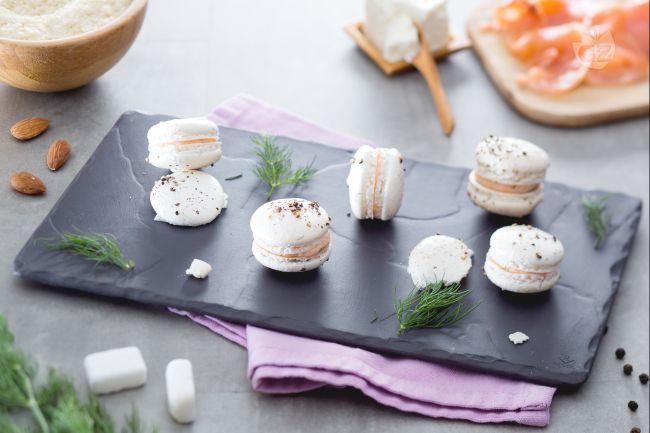 Savory macarons with salmon and dill - Italian recipes by GialloZafferano