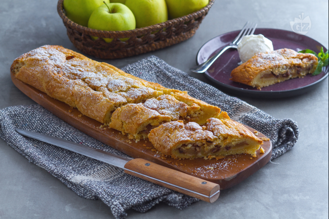 Apple strudel with shortcrust pastry - Italian recipes by GialloZafferano