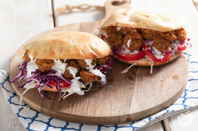 Pita with Falafel - Italian recipes by GialloZafferano