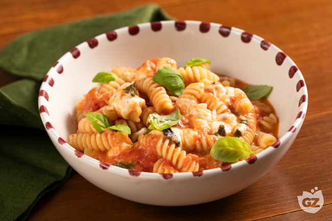 Pasta with Tomato and Mozzarella - Italian recipes by GialloZafferano