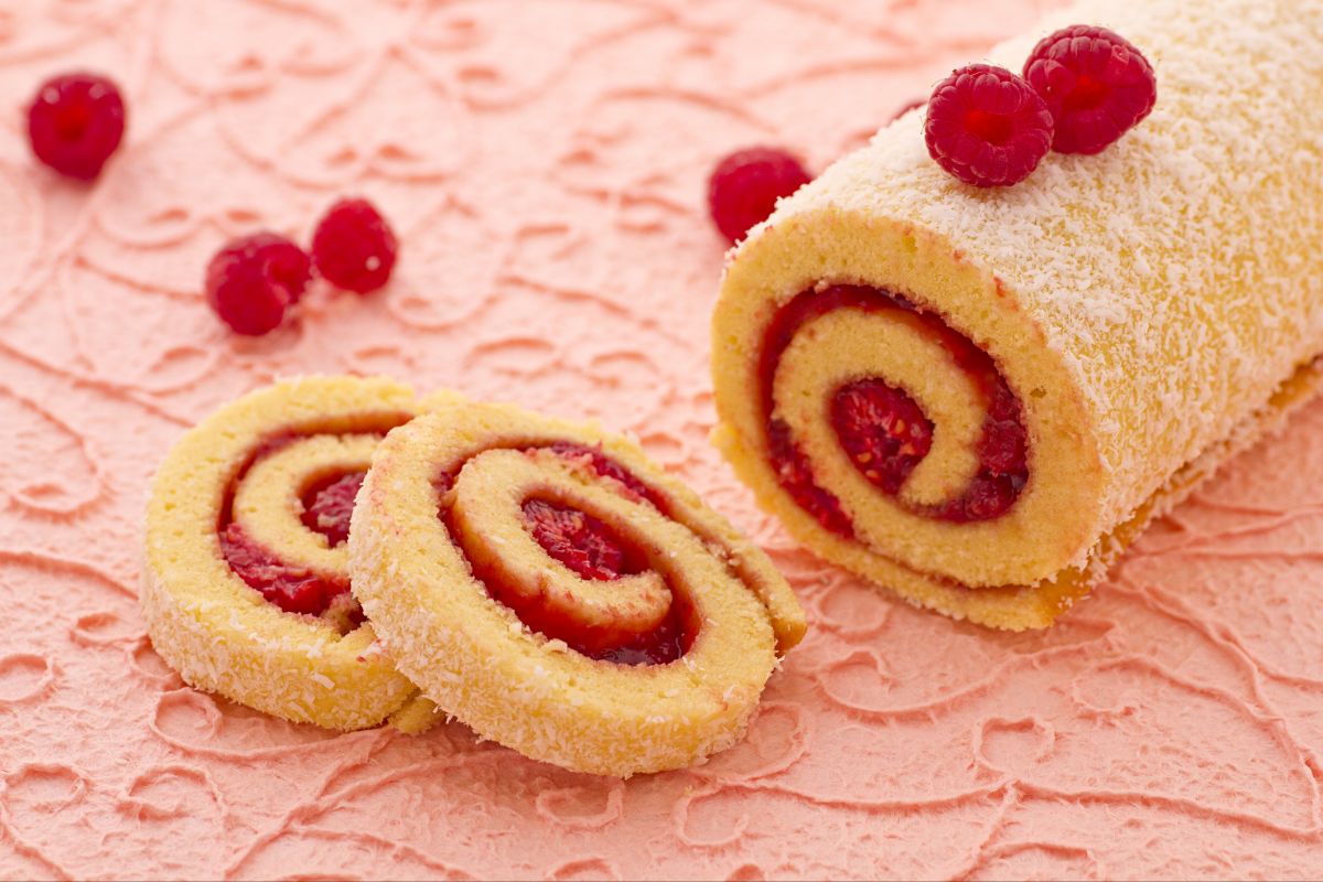 Raspberry and Coconut Roll - Italian recipes by GialloZafferano