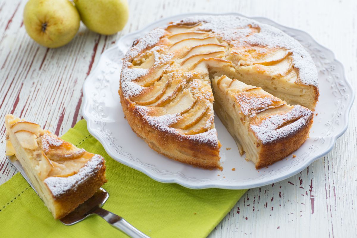 Pear Cake - Italian recipes by GialloZafferano